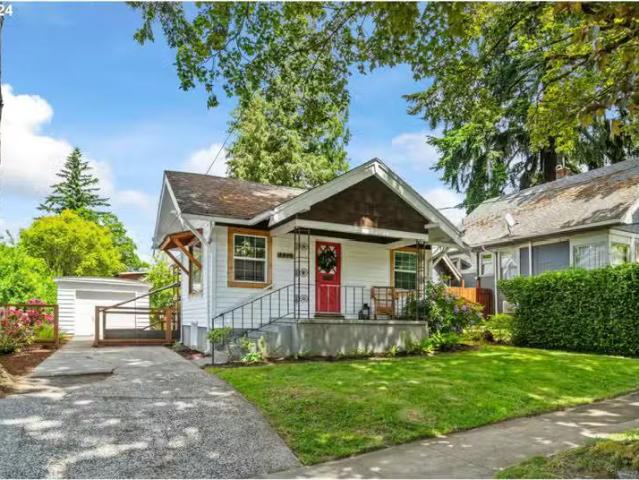 3825 SE RAYMOND ST, PORTLAND, OR 97202 Single Family Residence.