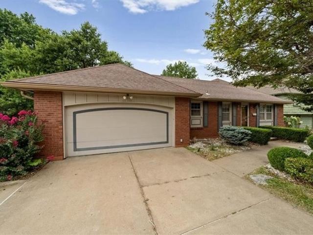 3826 S Summit Ridge Dr, Independence, MO 64055