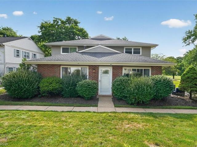 3826 Twin Pines Dr, Green, OH 44685