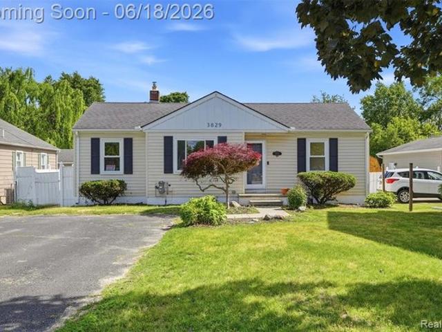 3829 W Auburn Rd, Rochester Hills, MI 48309