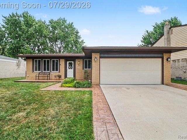 38218 Douglas Dr, Sterling Heights, MI 48310