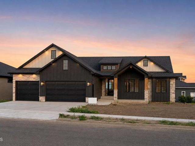 3821 Cogburn Rd, Bismarck, ND 58503