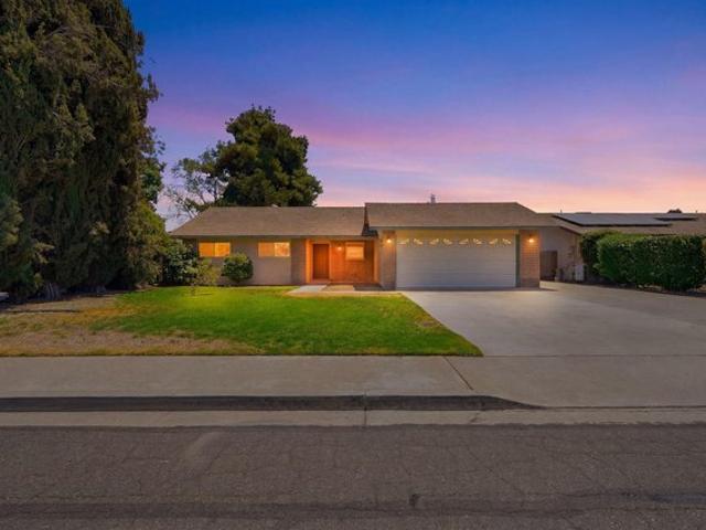 3821 W Coppola Ave, Visalia, CA 93277