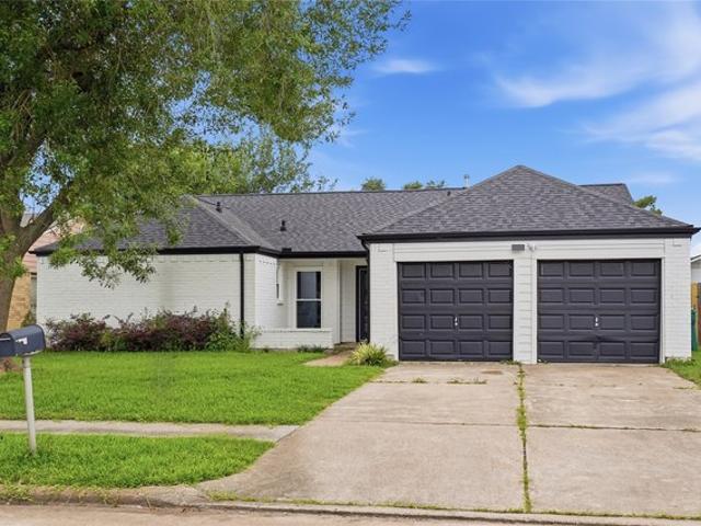 3822 Mackinac Ln, Pasadena, TX 77505