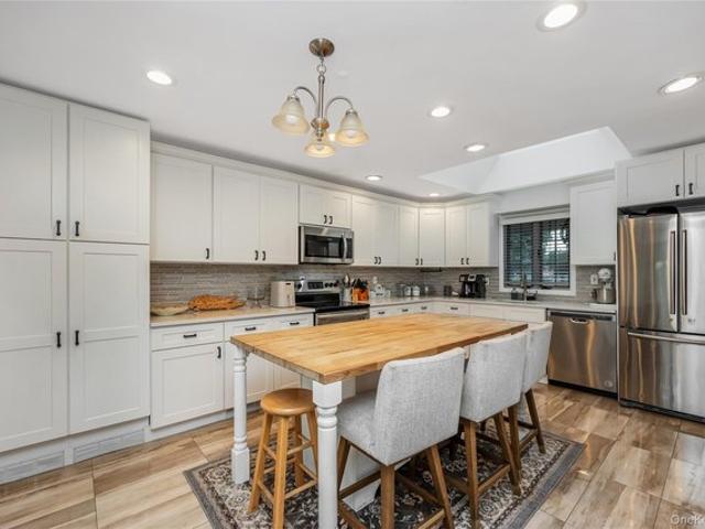 382 Greenbelt Pkwy, Holtsville, NY 11742