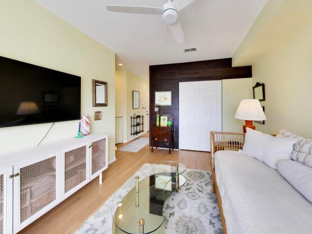 3839 N Western Ave, Unit 202, Chicago, IL 60618 | MLS #12614 | Compass