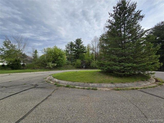 3831 Michael Ct, White Lake, MI 48383