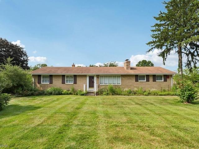 3831 Hugh St NW, Uniontown, OH 44685