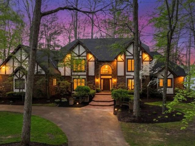 3832 N Shore Dr, Akron, OH 44333
