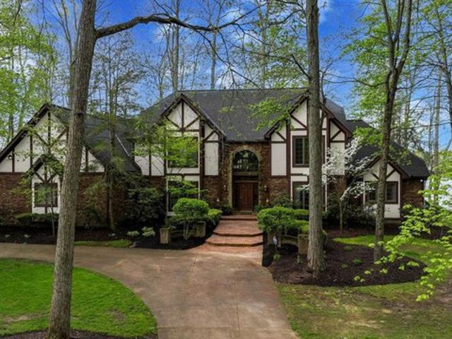 3832 N Shore Dr, Akron, OH 44333