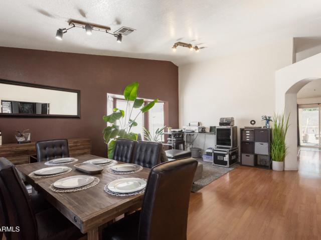 3832 calle roca