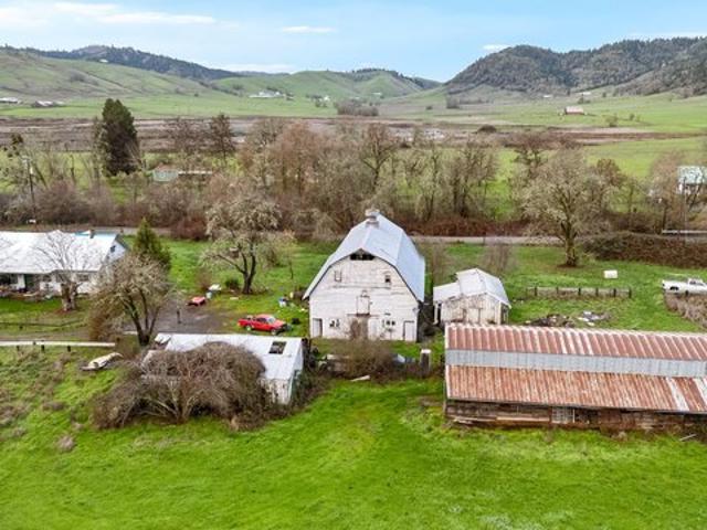 383 Brumbach Rd, Roseburg, OR 97470