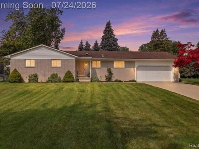 38475 Manchester St, Clinton Township, MI 48036