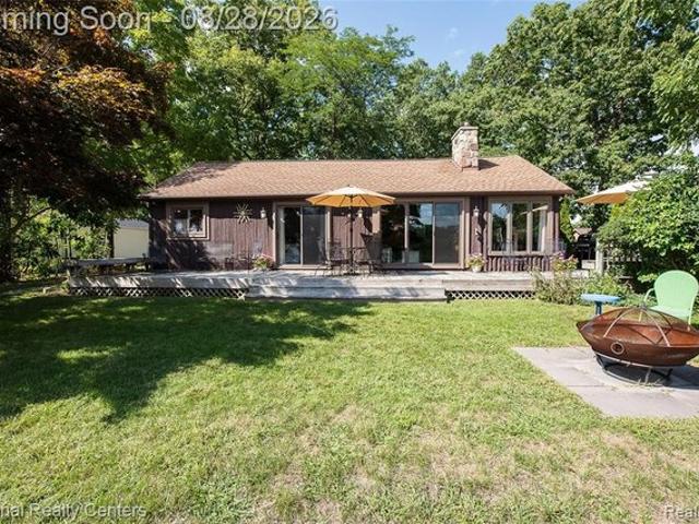 3847 Jackson Blvd, White Lake, MI 48383