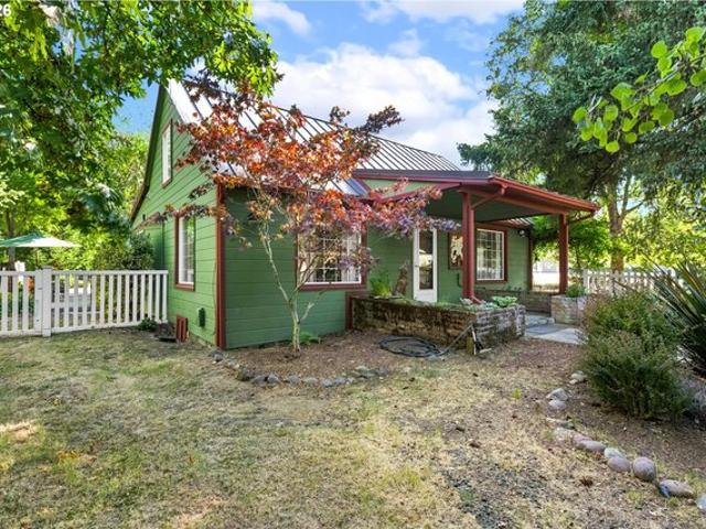 3842 Melrose Rd, Roseburg, OR 97471