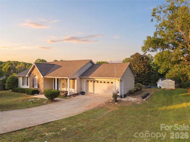 3842 Serenity Dr, Hickory, NC 28602