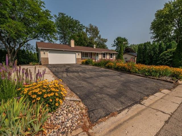 384 Ridge Rd, Juneau, WI 53039