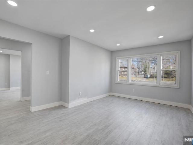 384 W Palisade Avenue