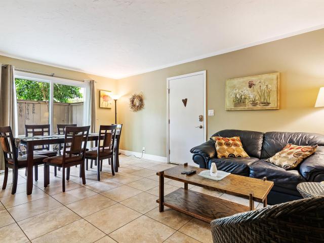 385 Camelback Rd # 2