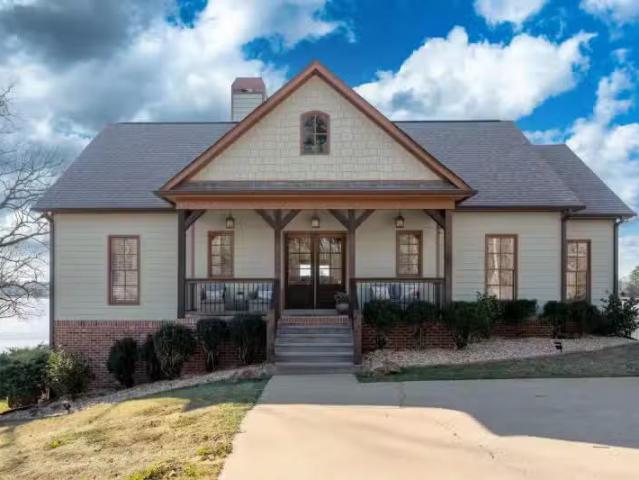385 BOATHOUSE CIR, SYLACAUGA, AL 35151 Single Family Residence.