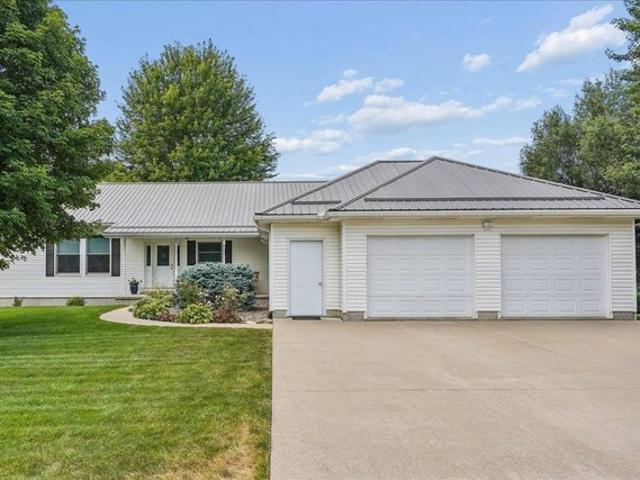385 Hickory Ln, Lansing, IA 52151