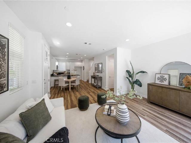 385 N Avelina