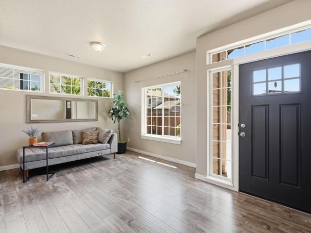 3869 Jackie Ln