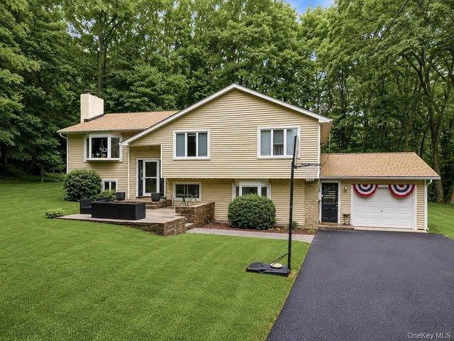 386 Nashopa Rd, Bloomingburg, NY 12721