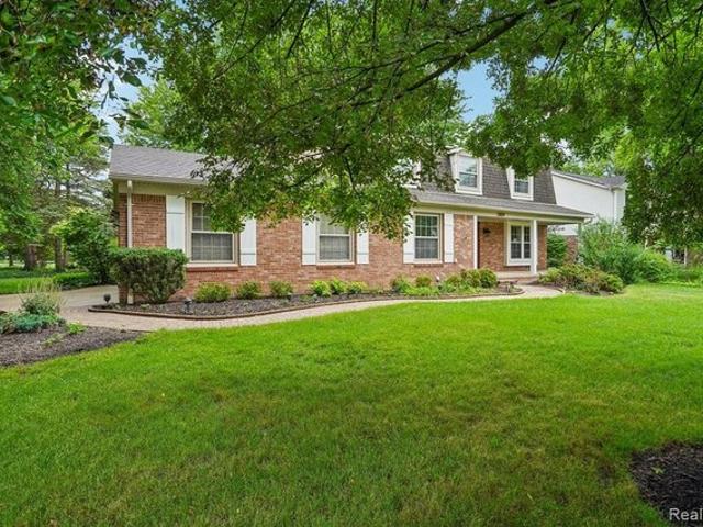 3874 Burkoff Dr, Troy, MI 48084