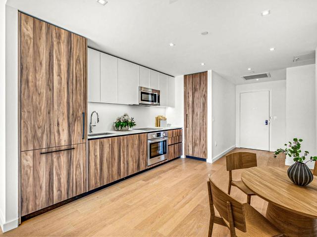387 8Th St # 3C