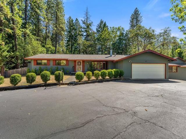 387 Carrollwood Dr, Grants Pass, OR 97527