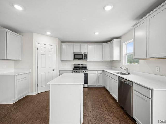387 Edge Brook