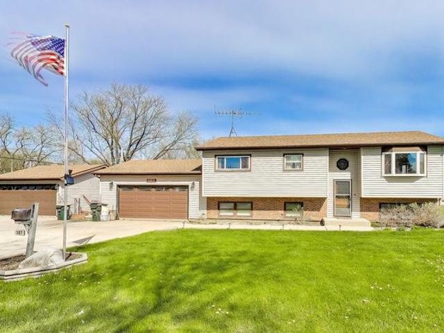 387 Lakewood Dr, Antioch, IL 60002