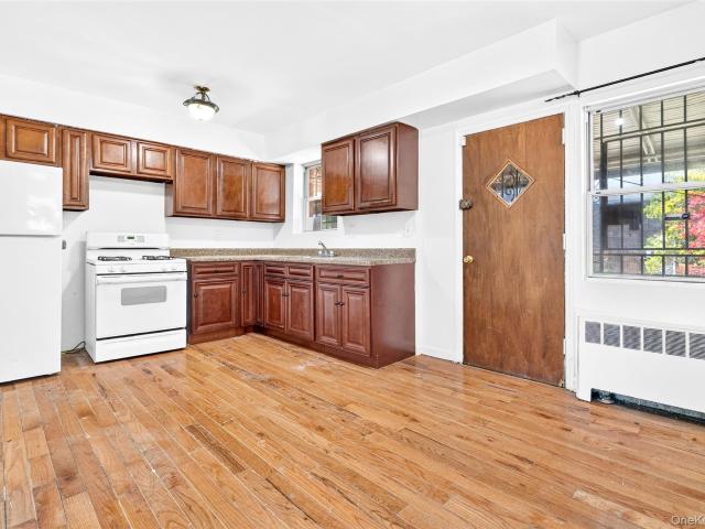 3885 Paulding Avenue