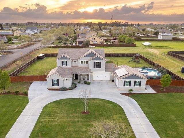 3887 N Condor Ct, Sanger, CA 93657