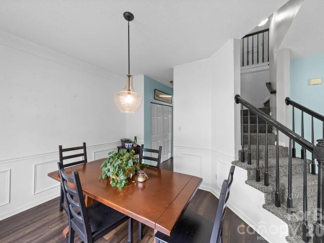 3887 Longwood Drive SW