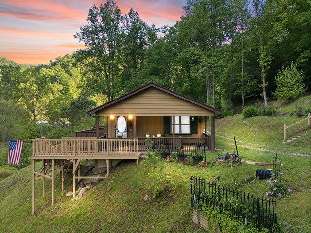 3887 Right Fork Maces Creek Rd, Viper, KY 41774