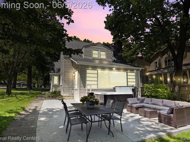 3889 Lakewood Dr, Waterford Township, MI 48329