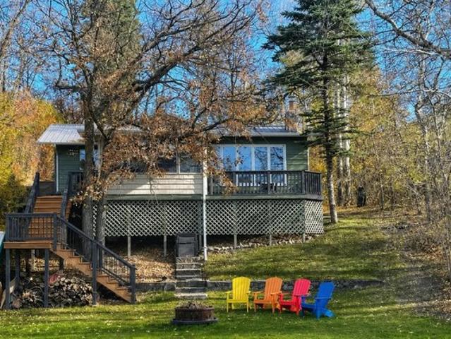 388 Longview Rd W, Lake Metigoshe, ND 58318