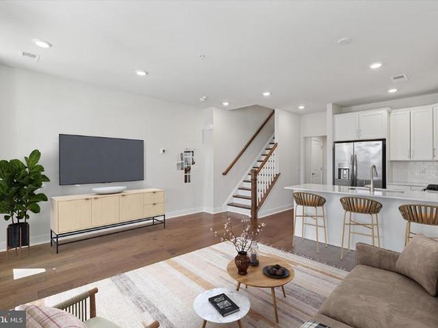 389 Foundry Street