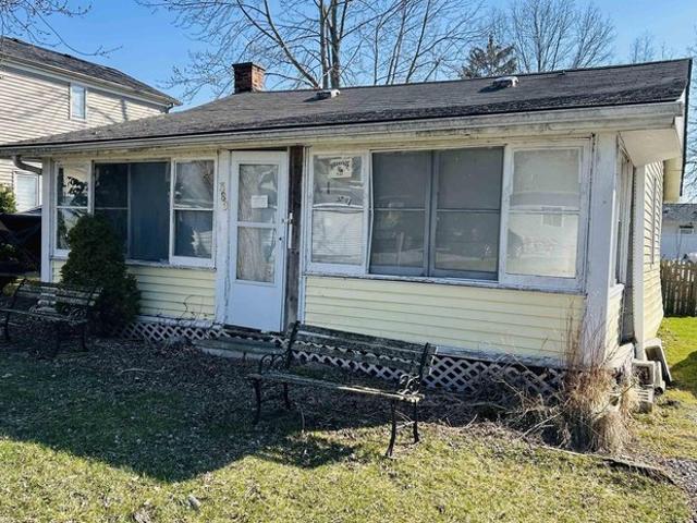 389 S Parkway Dr, Clay, MI 48001