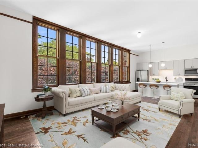 389 Saint Clair