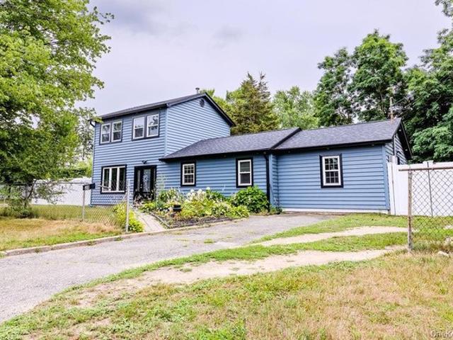 38 Tamarack St, Central Islip, NY 11722