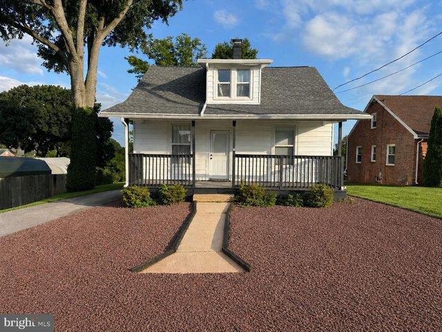 38 W Pennsylvania Ave, Stewartstown, PA 17363