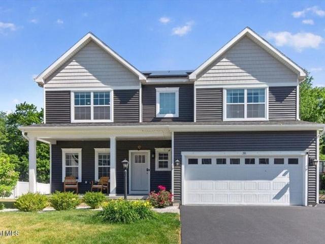 38 Wyatts Cir, Rensselaer, NY 12144