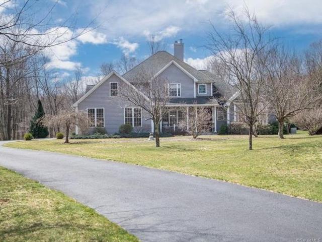38 Birchwood Ln, Woodbury, CT 06798