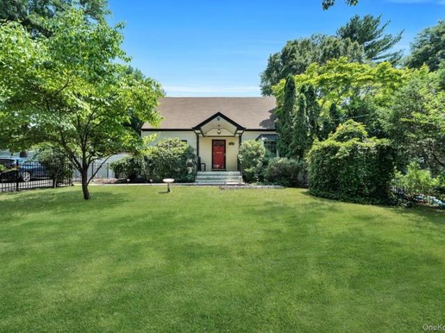 38 E Lyons St, Melville, NY 11747