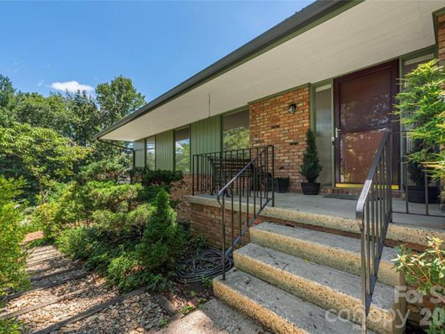 38 Forest View Dr, Asheville, NC 28804