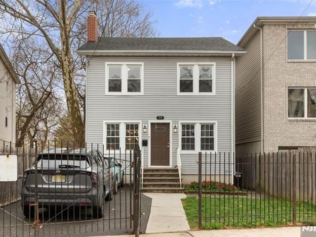 38 Hinsdale Pl, Newark, NJ 07104