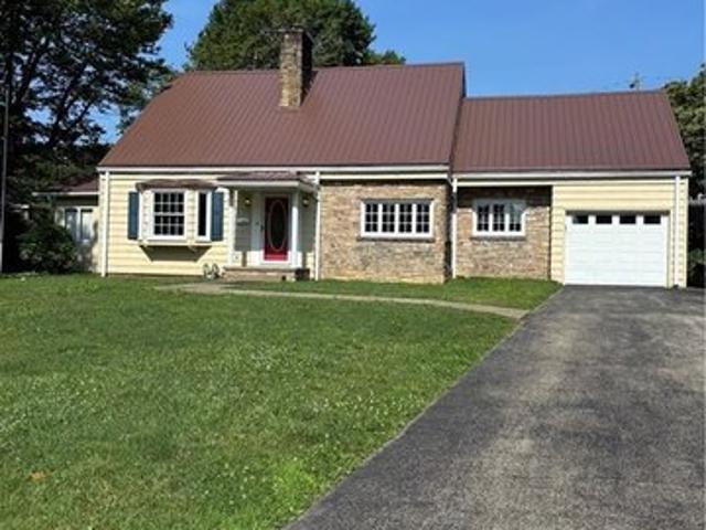 38 Hillcrest Ln, Uniontown, PA 15401